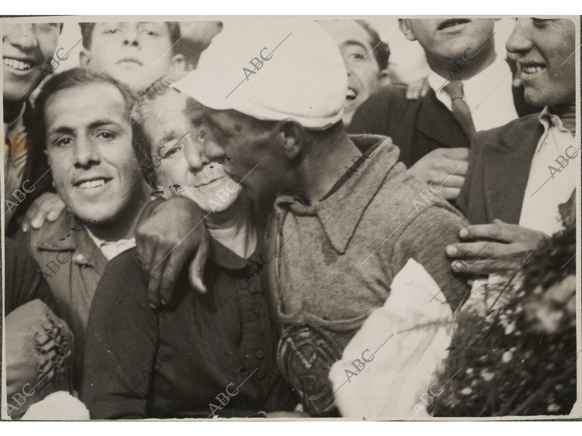 En la imagen, Julián Berrendero abraza a su madre al llegar a la meta ...