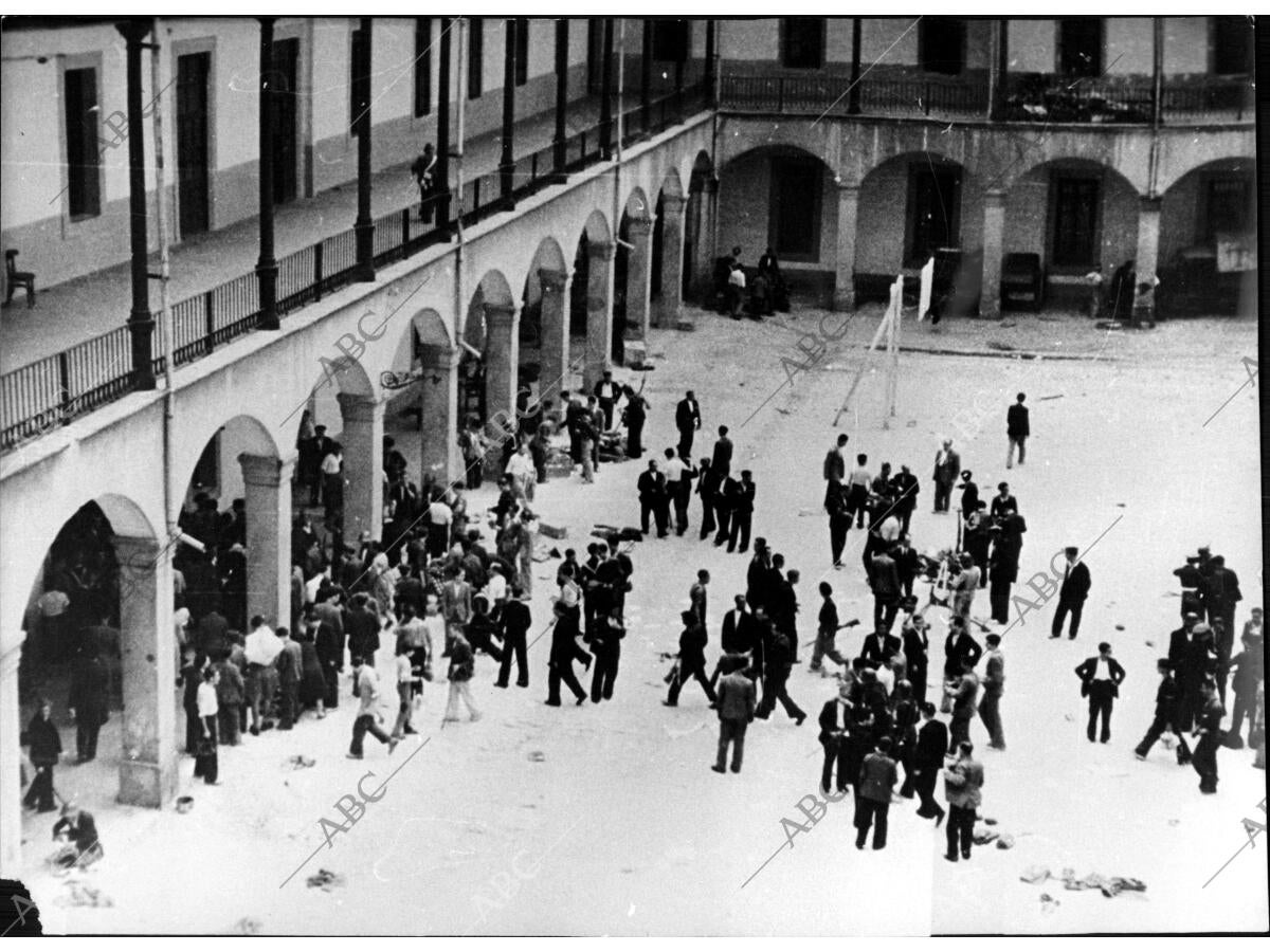 Patio del cuartel de la montaña en el momento de ser Ocupado por las ... Patio del cuartel de la montaña en el momento de ser Ocupado por las ...