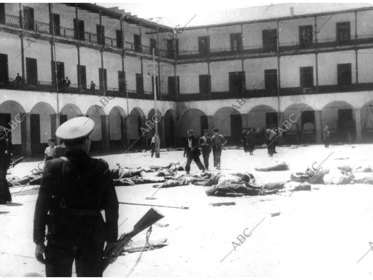 El patio del cuartel de la Montaña, en la mañana del 19 de Julio ... El patio del cuartel de la Montaña, en la mañana del 19 de Julio ...