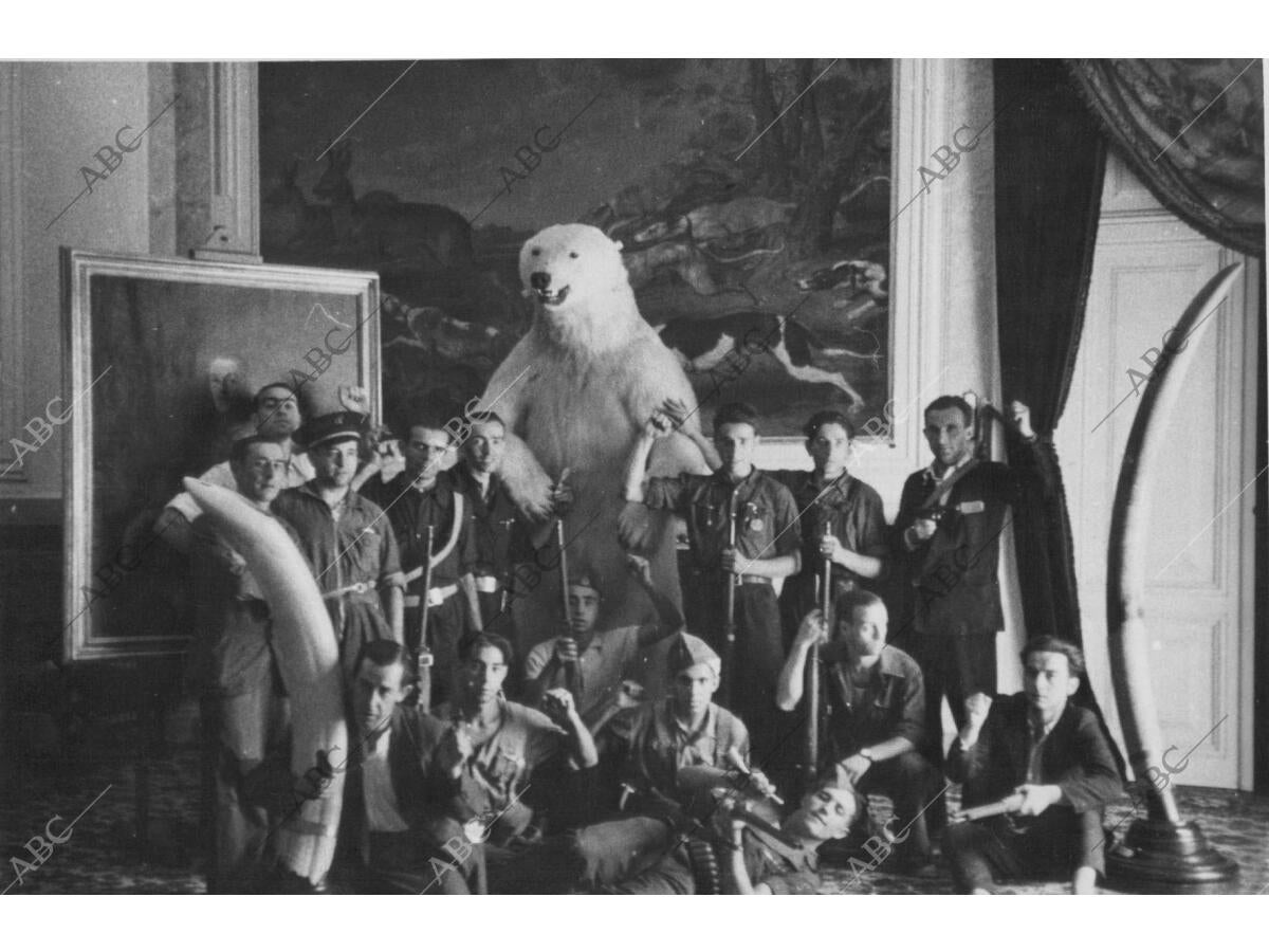 Las Milicias Custodiando el museo del palacio de Liria, propiedad del ... Las Milicias Custodiando el museo del palacio de Liria, propiedad del ...