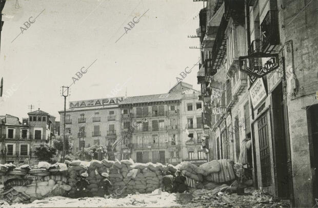 Milicianos republicanos haciendo fuego desde una barricada contra la ...