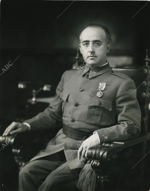 Francisco Franco Bahamonde, en un retrato de septiembre de 1936 ...