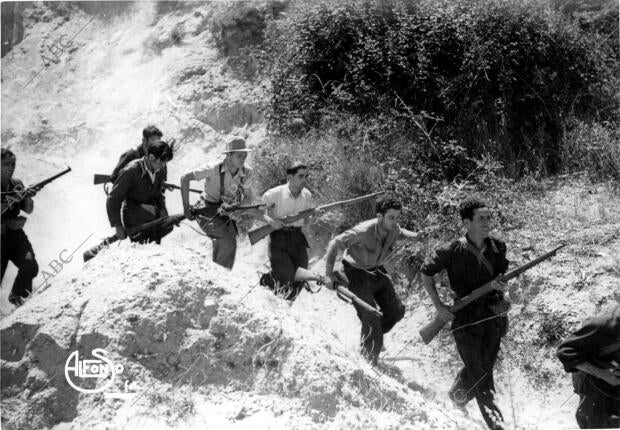 Milicianos y Soldados Avanzando por el alto del León - Archivo ABC