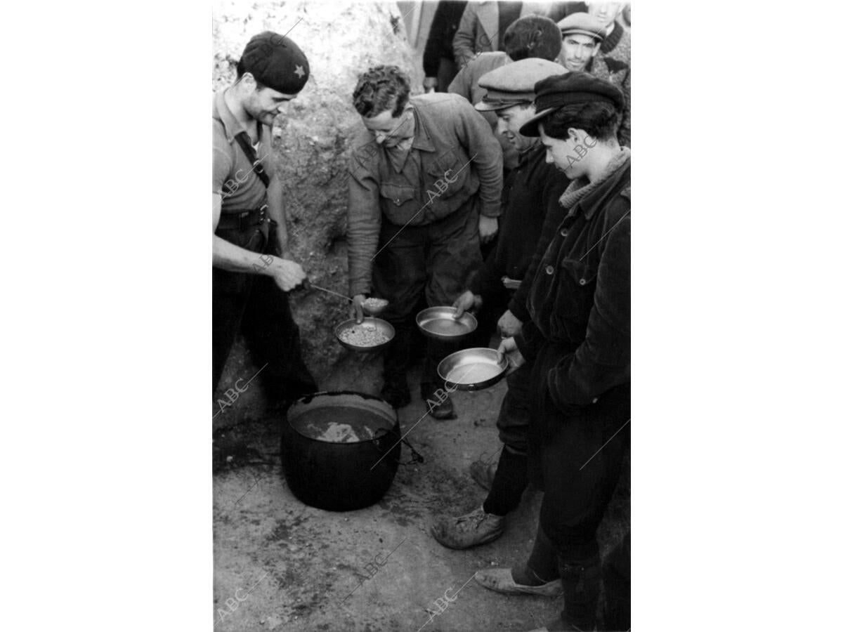 Reparto de la comida en las Trincheras - Archivo ABC