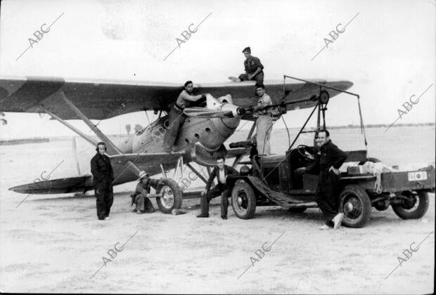 Los Aviadores Republicanos Preparando su aparato antes de realizar un ...