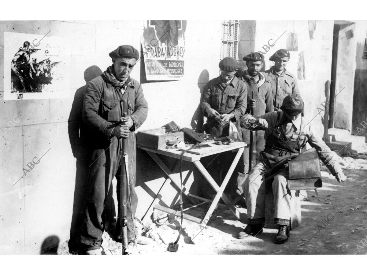 Un guarnicionero de las Milicias Sorianas cerca de la línea de Fuego ...