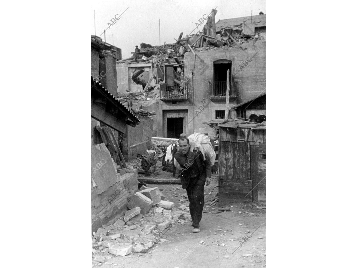 Aspecto de una calle de Flix (Tarragona), después de un Bombardeo ...