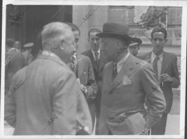 el Sr. Giral de izquierda Republicana Hablando con los Periodistas ...