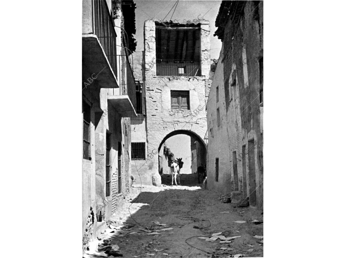 Una calle del pueblo de Codos (Zaragoza), pueblo Reconquistado por las ...