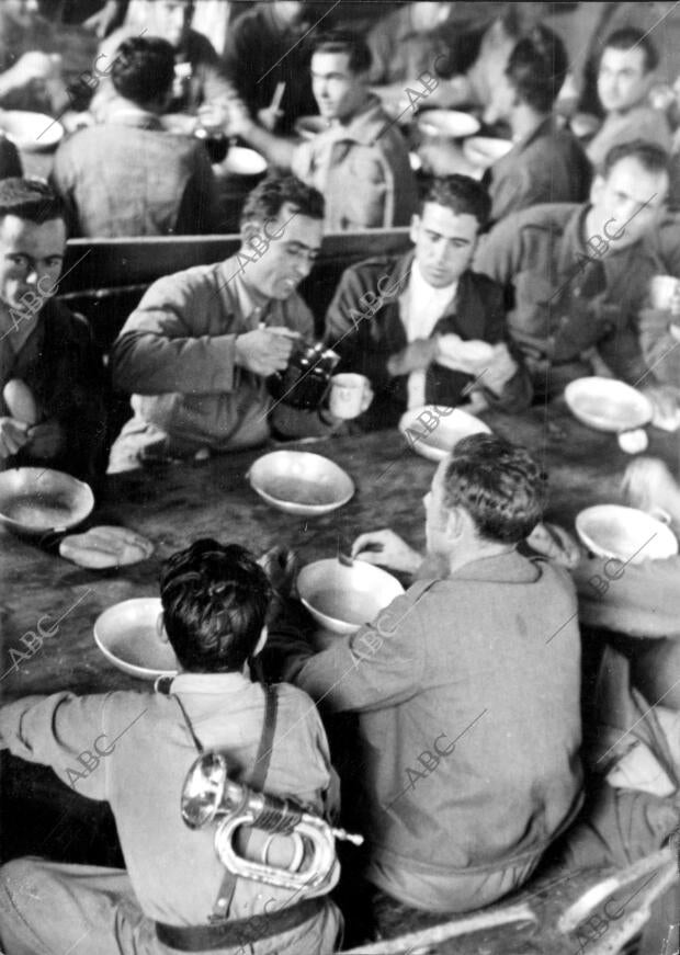 Comedor Construido por los Soldados en un Frente - Archivo ABC