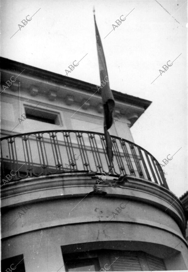 La bandera de la república en el edificio que Fue cuartel general de ...