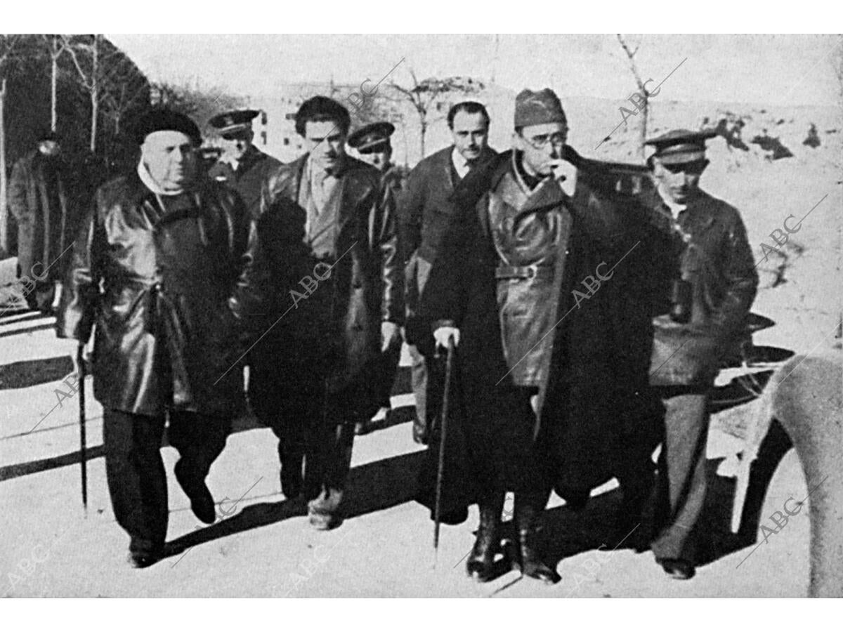 Vicente Rojo (el Segundo, Empezando por la Derecha) e Indalecio Prieto ...