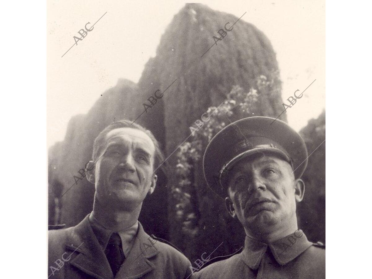 El general Walter con un Brigadista en 1938 - Archivo ABC