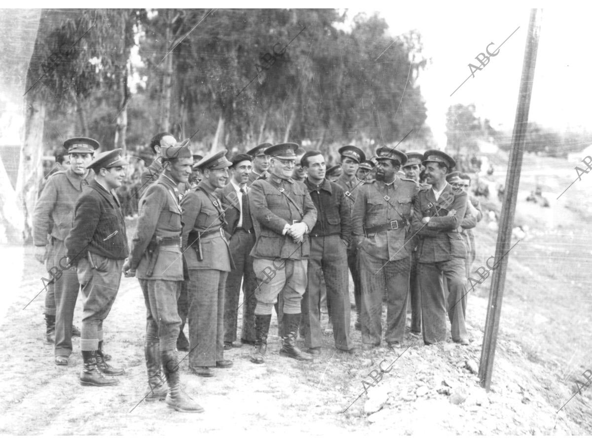 ) junto al general Miaja (Centro) y Otros Mandos del ejército ...