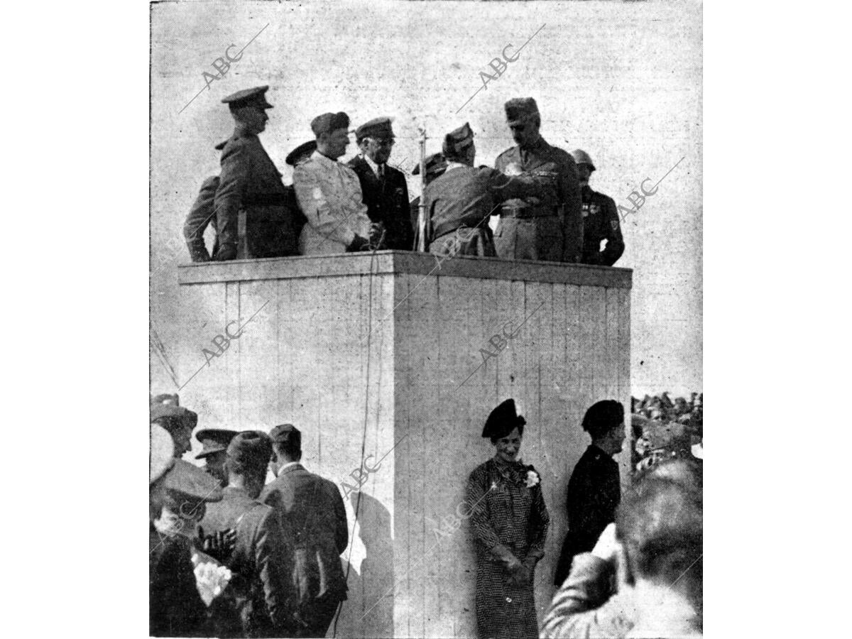 Momento en el que el general Millán Astray Colocó en el pecho la ...