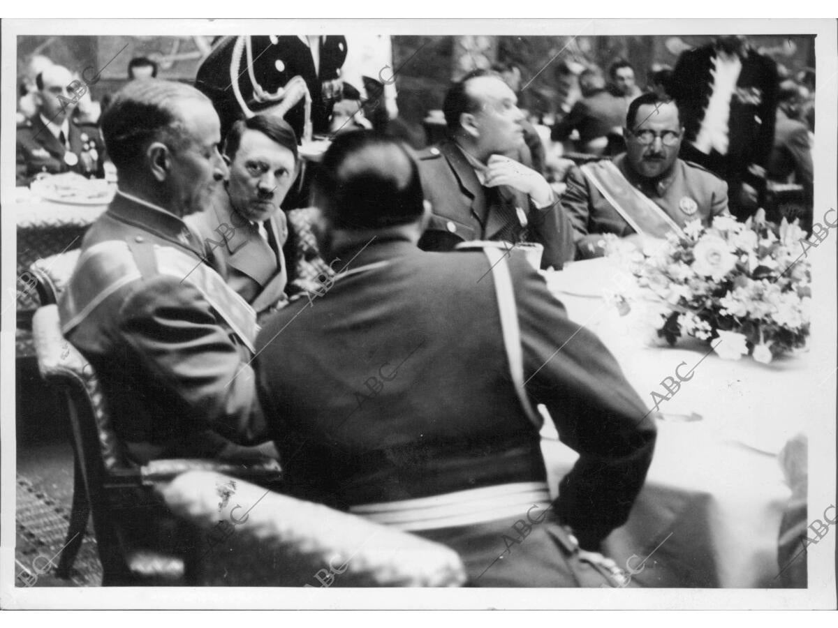 El Führer, con el general Aranda en el almuerzo que Ofreció A la misión ...