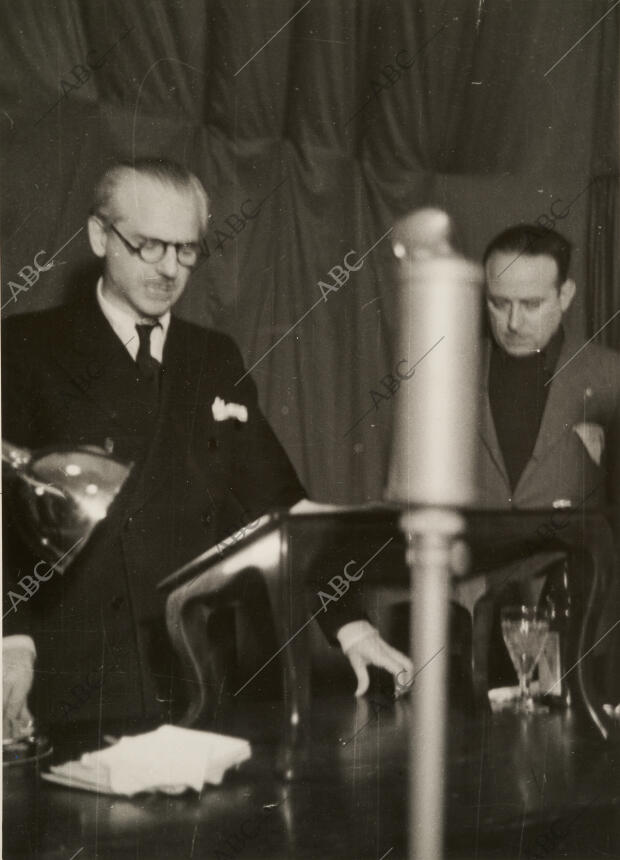 Sr Ministro de la Gobernación Ramón Serrano Suñer, anuncia a España la ...