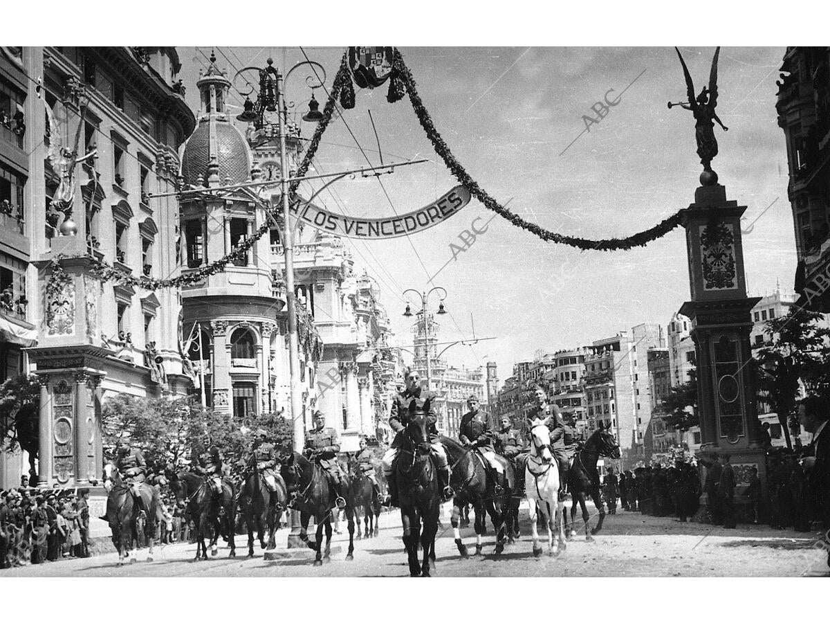 El general D. José Moscardó Siendo jefe del ejército de Aragón Desfila ...