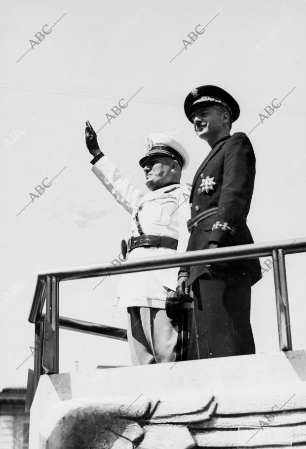Serrano Súñer asiste con Mussolini a un desfile militar en Roma en ...