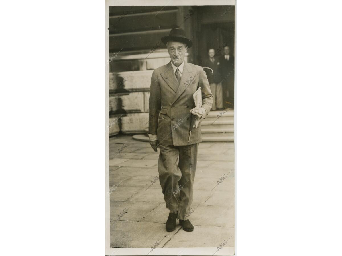 El embajador de España el Duque de Alba Jacobo Fitz James Stuart, a su ...