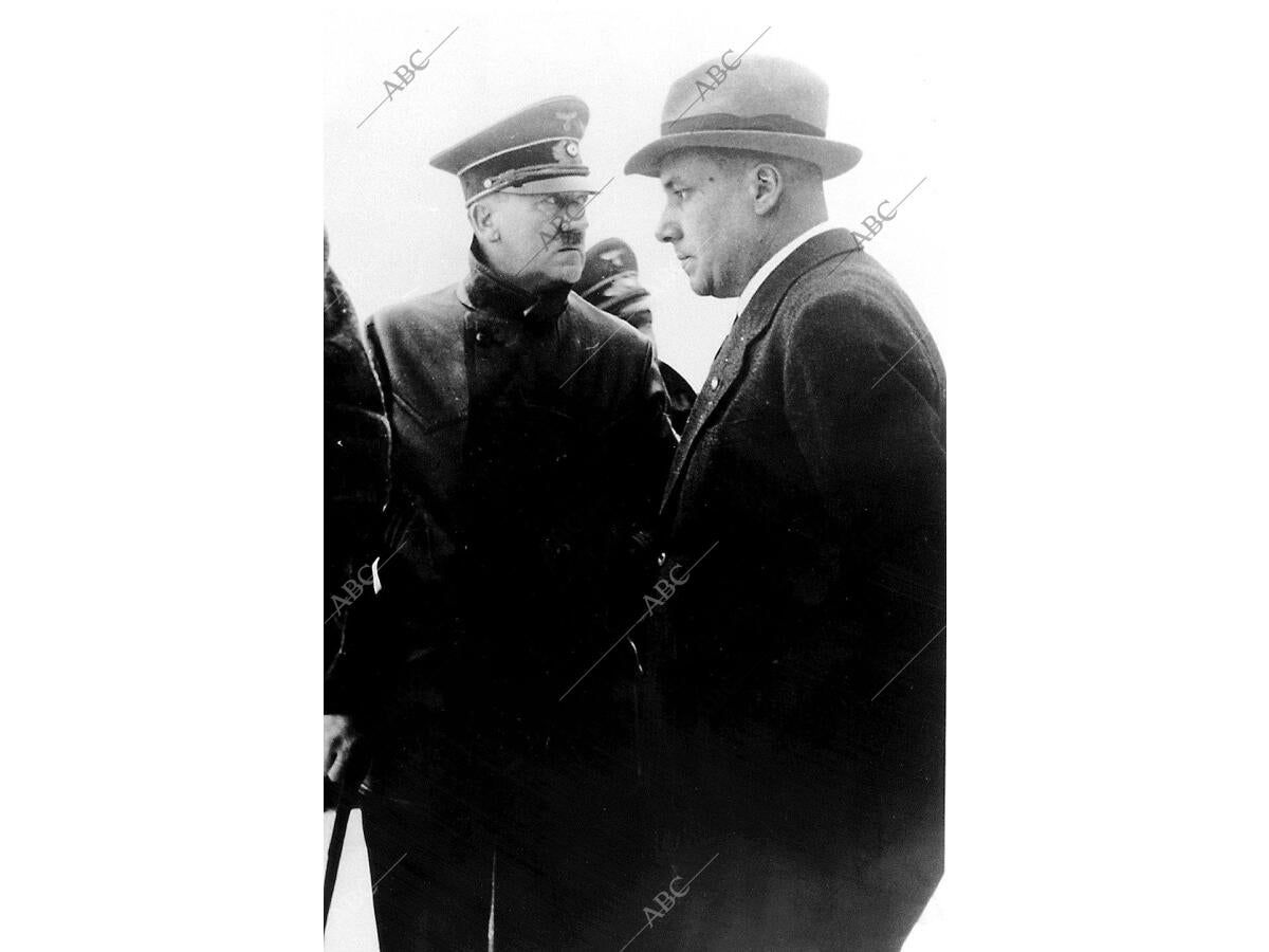 Adolf Hitler con Martin Bormann - Archivo ABC