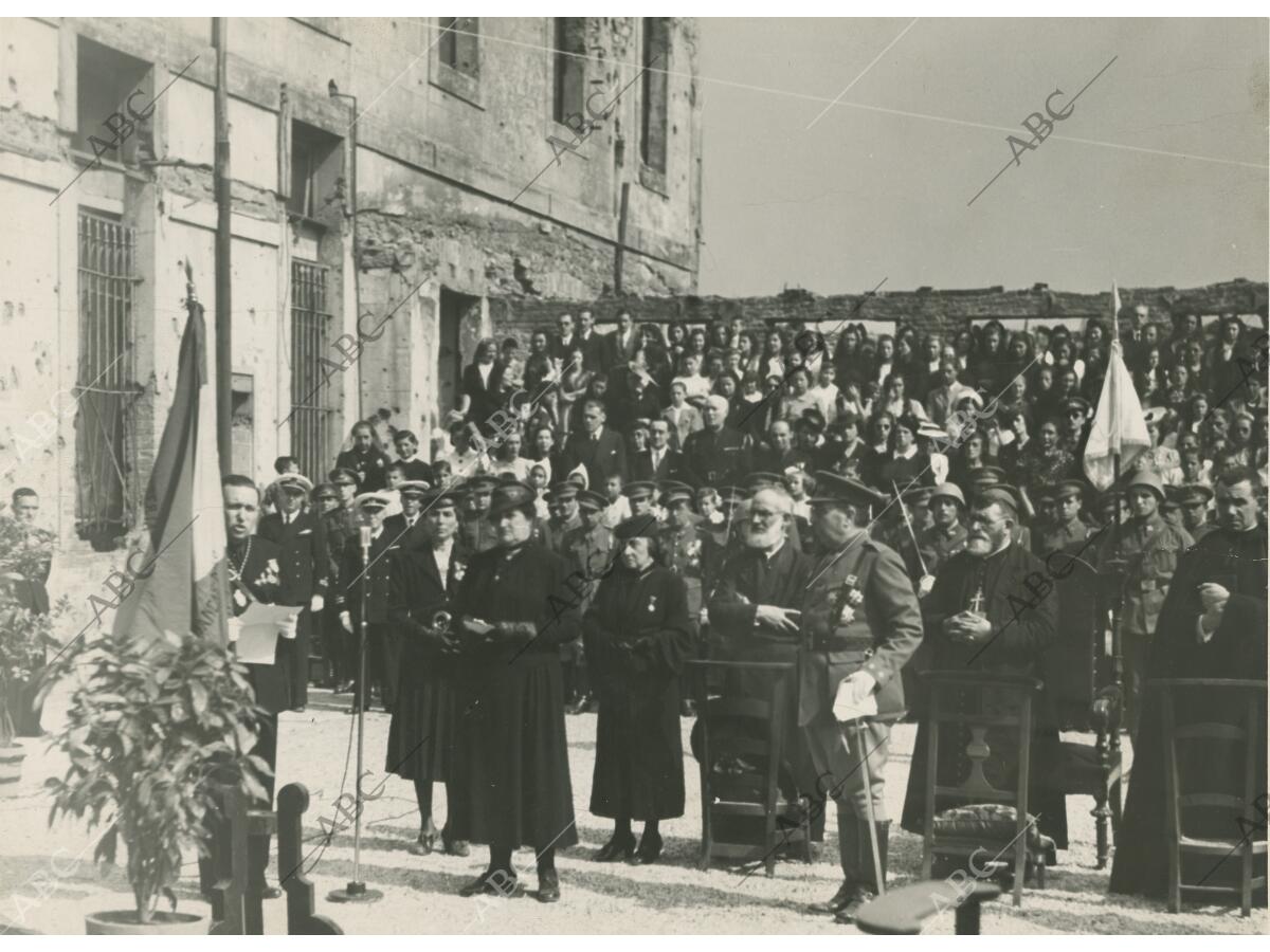Guerra Civil Española, entrega de la nueva bandera al regimiento de ...