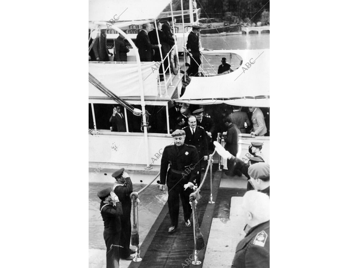 El generalísimo Franco, seguido de su Séquito, al desembarcar en el ...