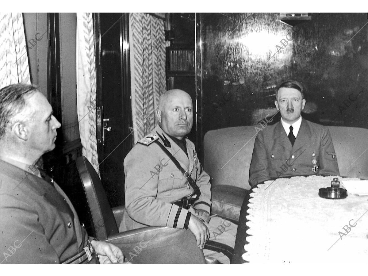 Hitler y Mussolini durante las conversaciones en el brenner - Archivo ABC