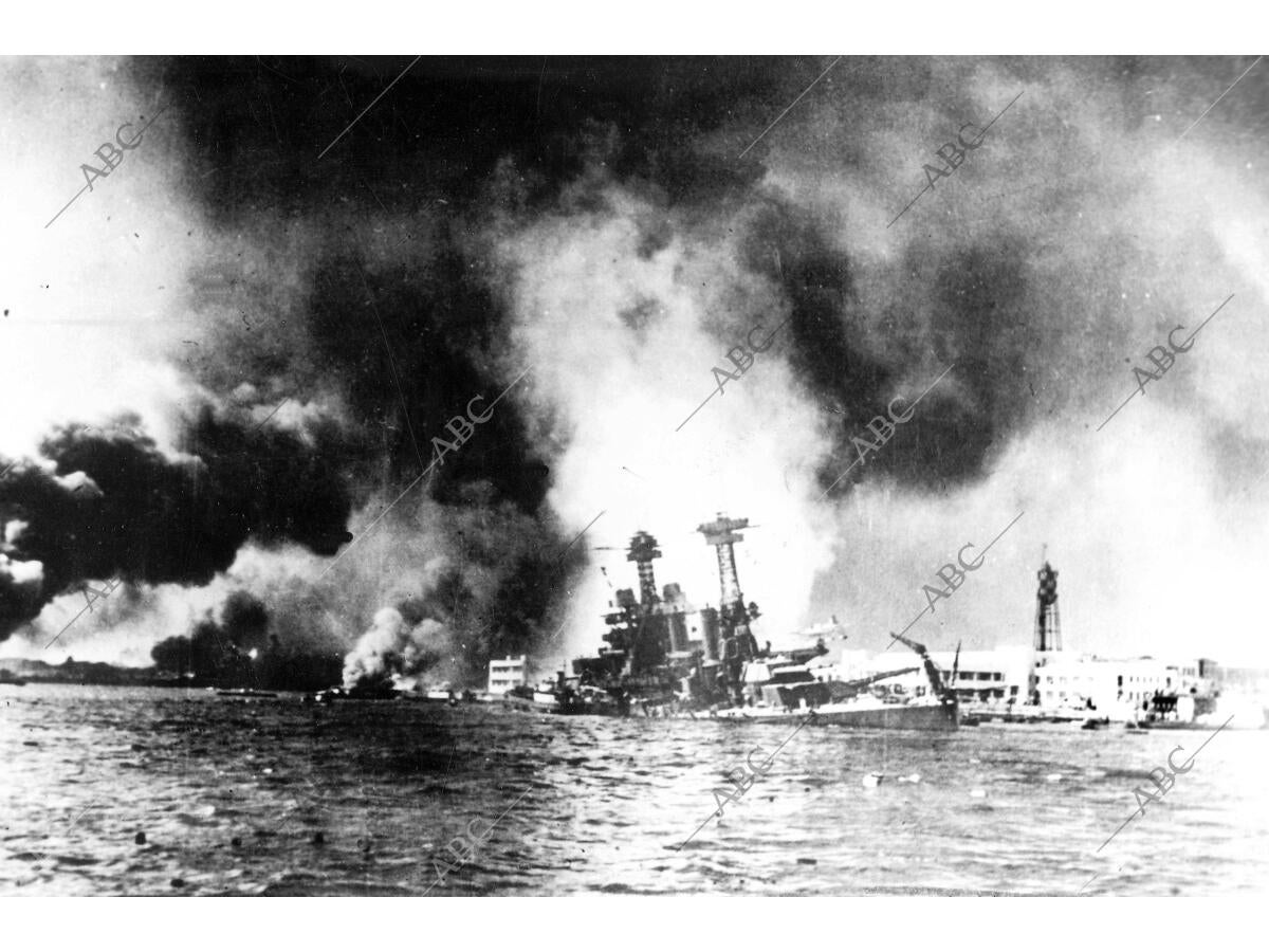 Los japoneses atacan por sorpresa la base americana de Pearl Harbor lo ...