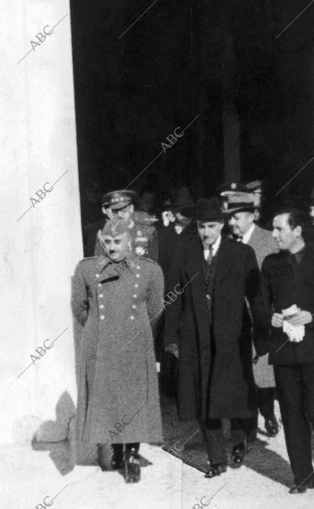 El Generalísimo Franco, con el Dr. Oliveira Salazar, el Sr. Serrano ...