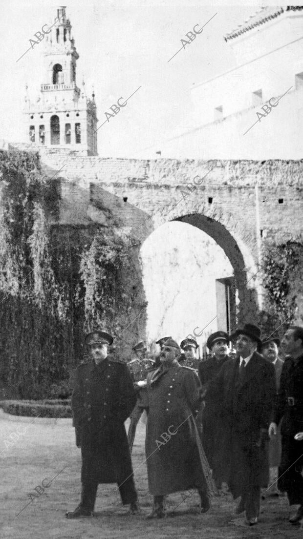 El Generalísimo Franco, con el Dr.Oliveira Salazar, el Sr. Serrano ...
