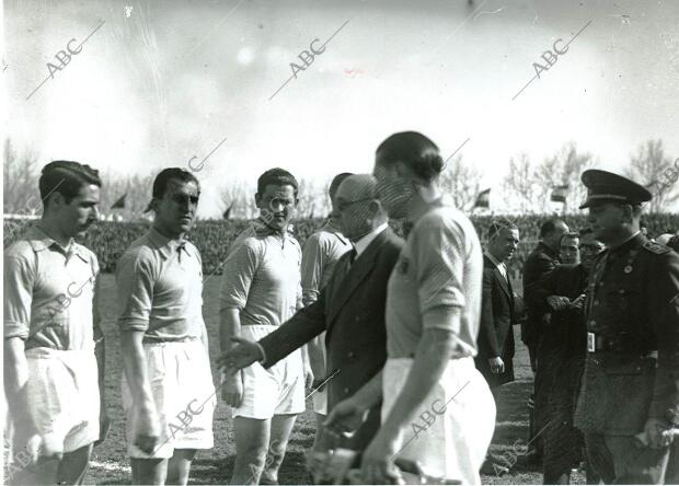 En la imagen, el general Moscardó saluda a los jugadores franceses ...
