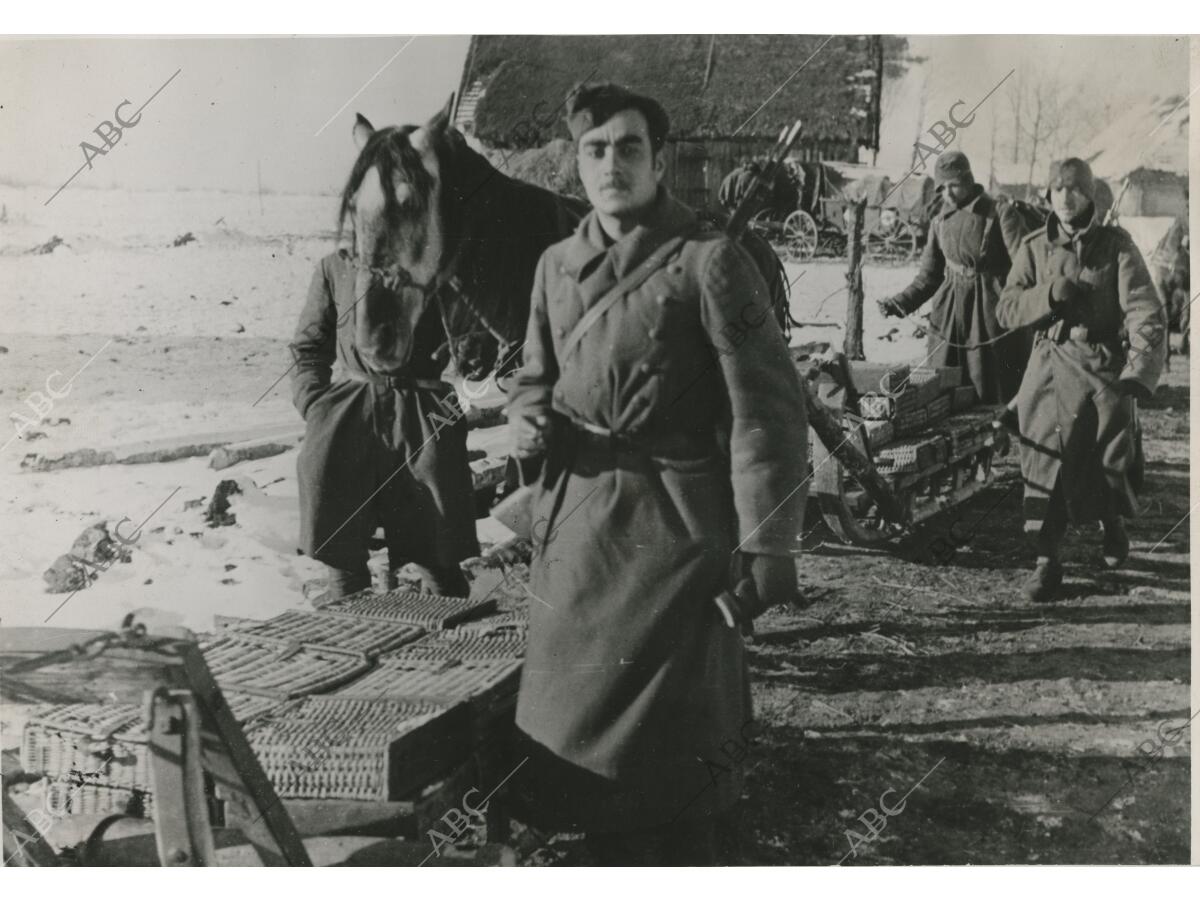 Un destacamento de la División Azul abasteciendo de munición, por medio ...