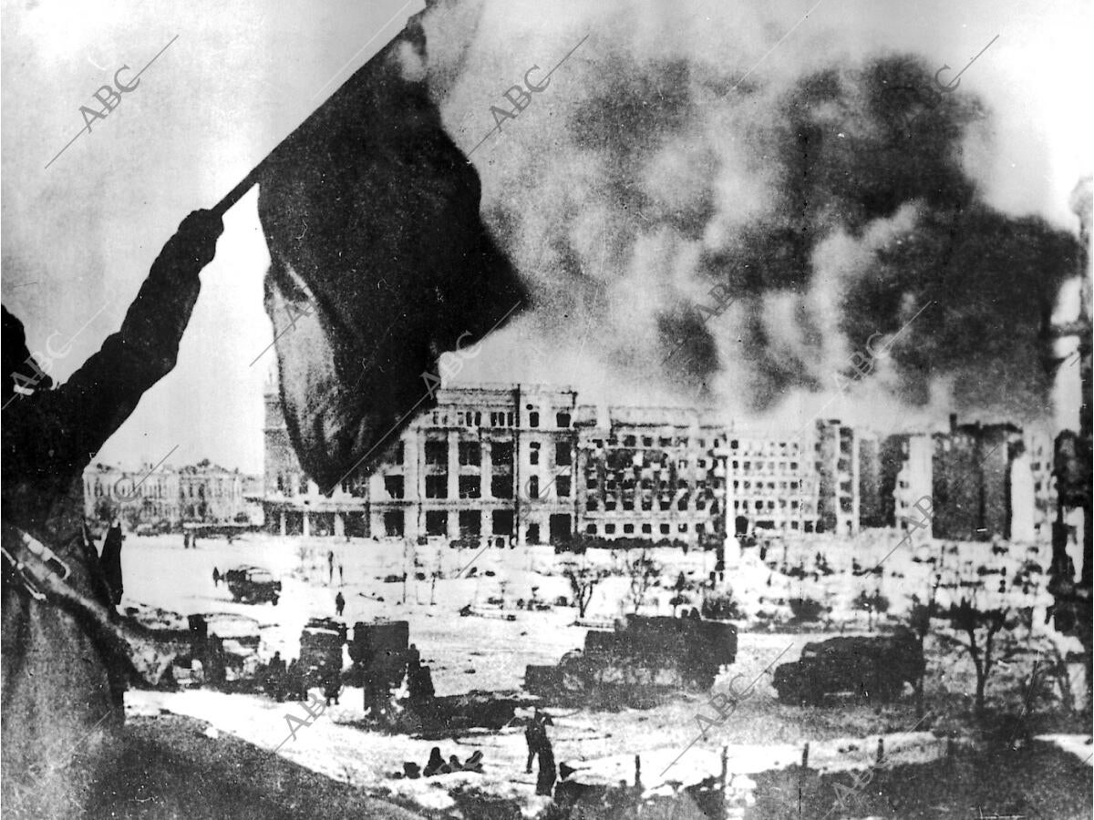 La bandera nazi deja de Ondear - Archivo ABC