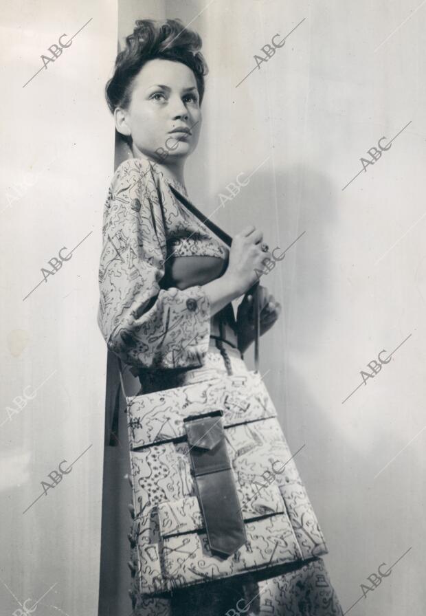 De la mitad del pecho hasta la Cintura, lleva una banda de seda Roja ...