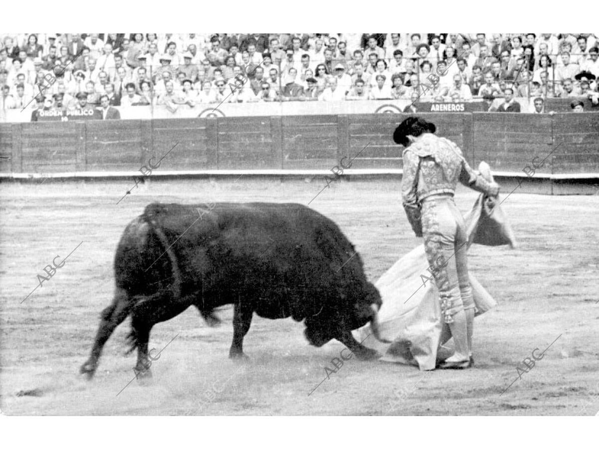 El torero Manuel Rodríguez Manolete dando un pase - Archivo ABC