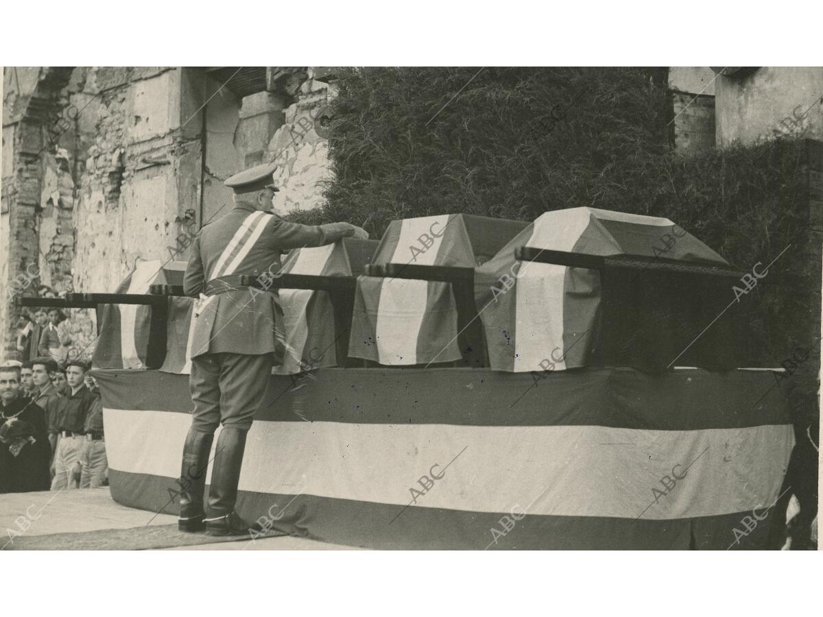 Homenaje a los defensores del cuartel de Simancas - Archivo ABC