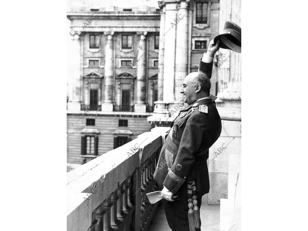 El jefe del Estado, el generalísimo Francisco Franco, corresponde a las ...