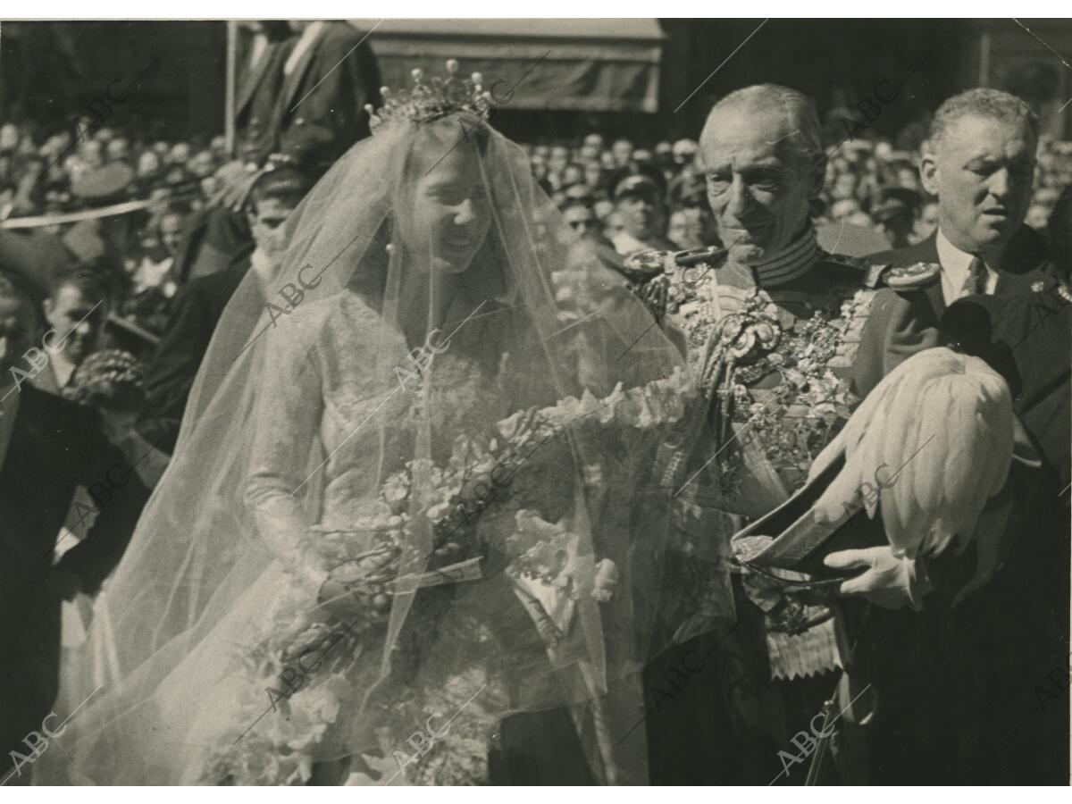 En la imagen, del brazo de su padre, el Duque de Alba - Archivo ABC