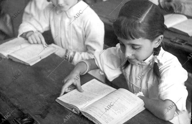Alumna en clase Leyendo un libro de texto - Archivo ABC