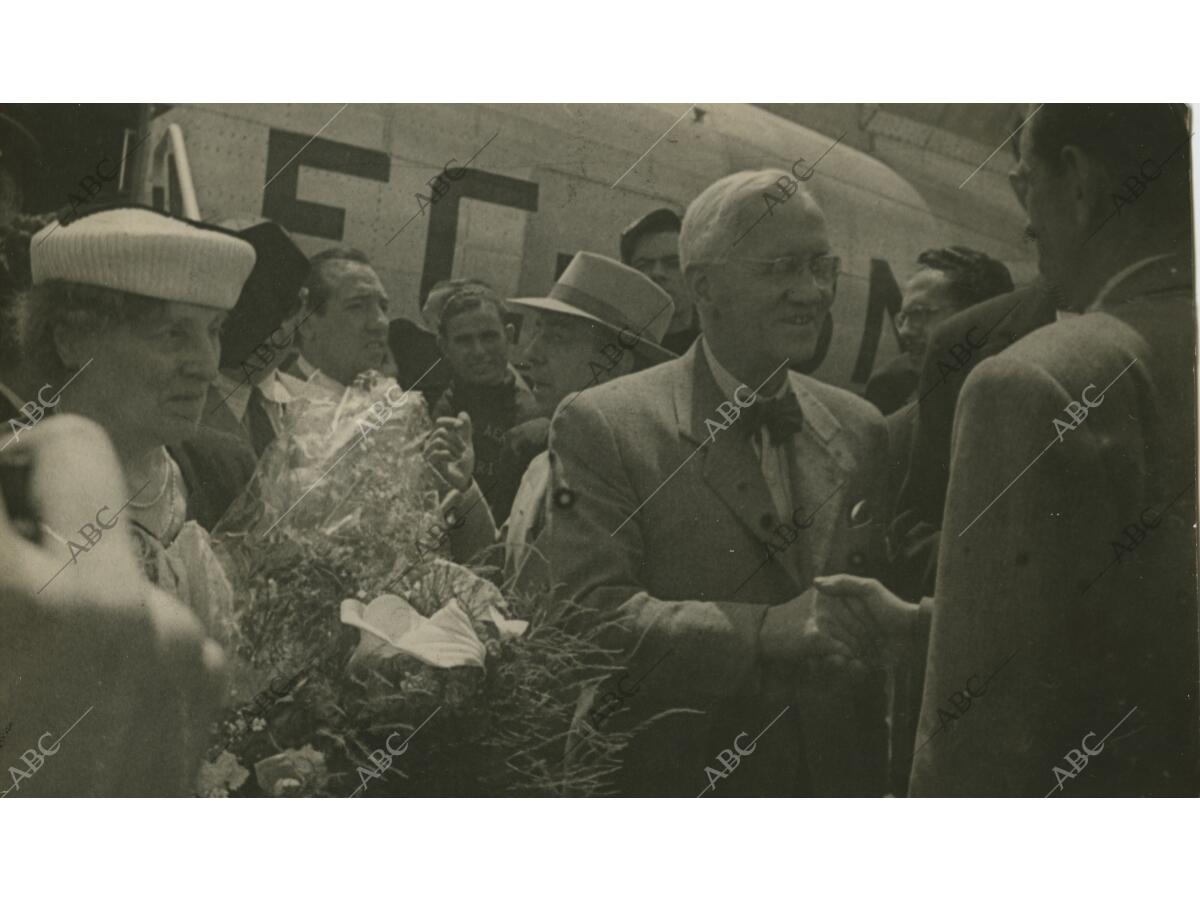 El doctor Fleming, acompañado de su esposa a su llegada al aeropuerto ...