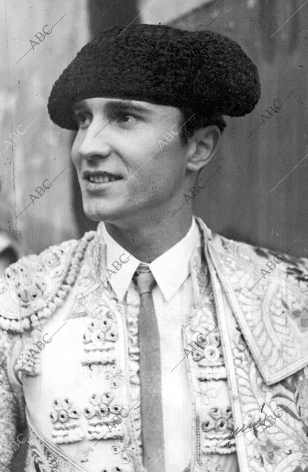 Luis Miguel Dominguín Hace el Paseillo sonriente y con la montera ...