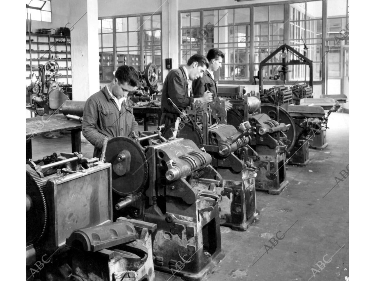 Reclusos Trabajando en uno de los Talleres de la prisión Prvincial de ...