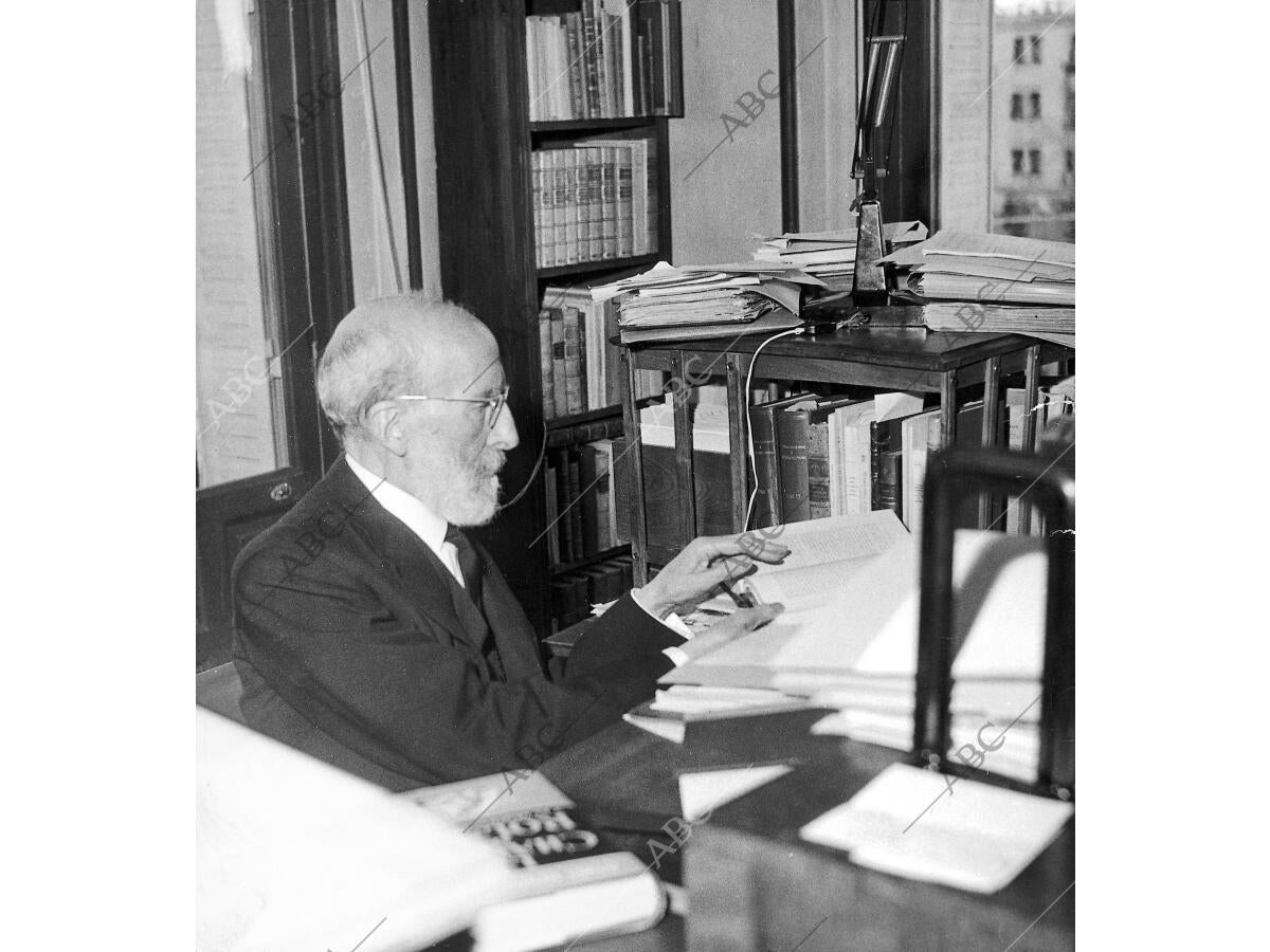 El historiador Ramón Menendez Pidal en su Estudio - Archivo ABC