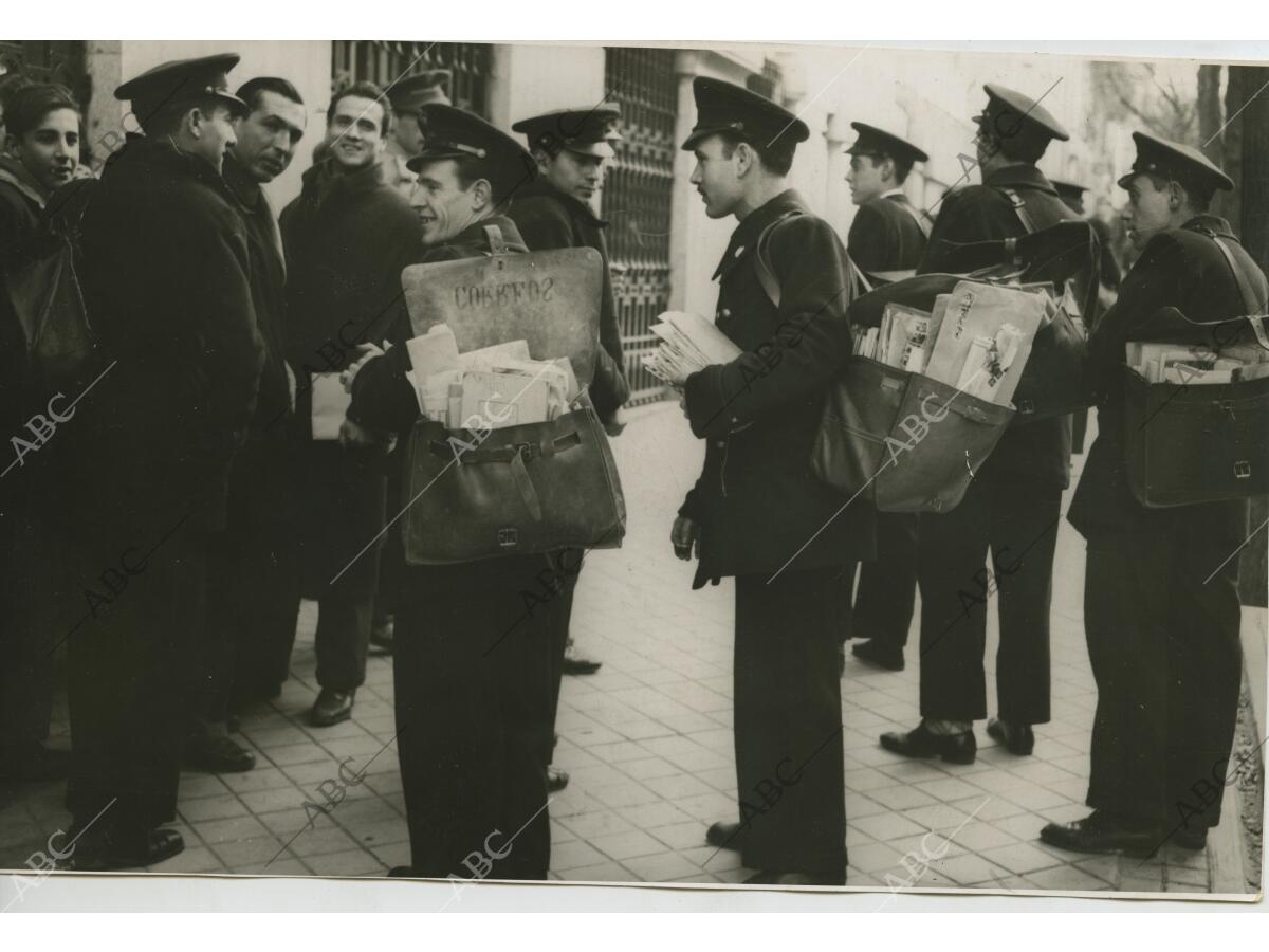 Los carteros se preparan para iniciar el reparto de cartas - Archivo ABC