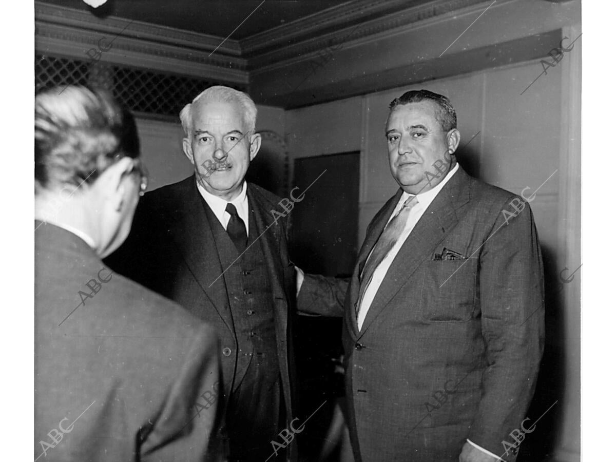 El escritor Edgar Neville con el Conde de Casa Rojas - Archivo ABC