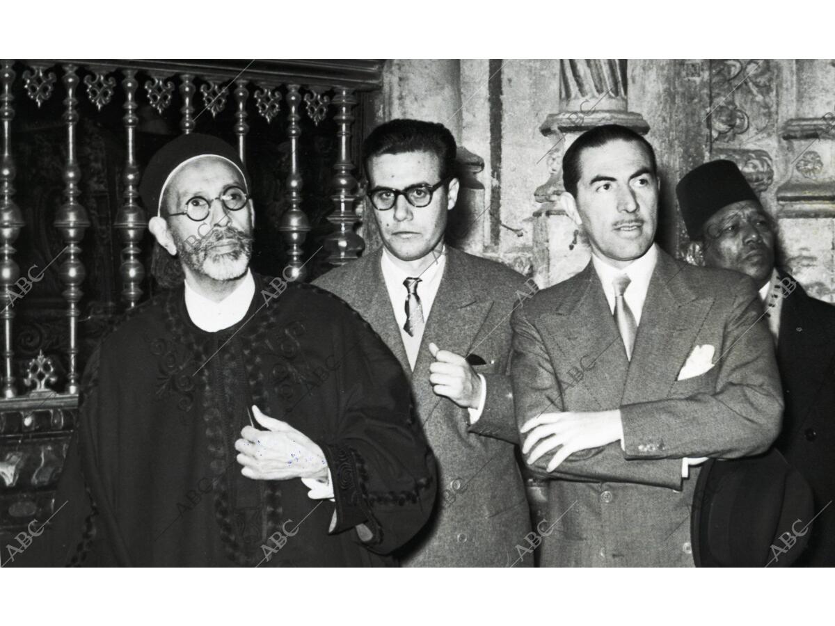 El Rey de Libia, Idriss I, durante su visita A la mezquita catedral de ...