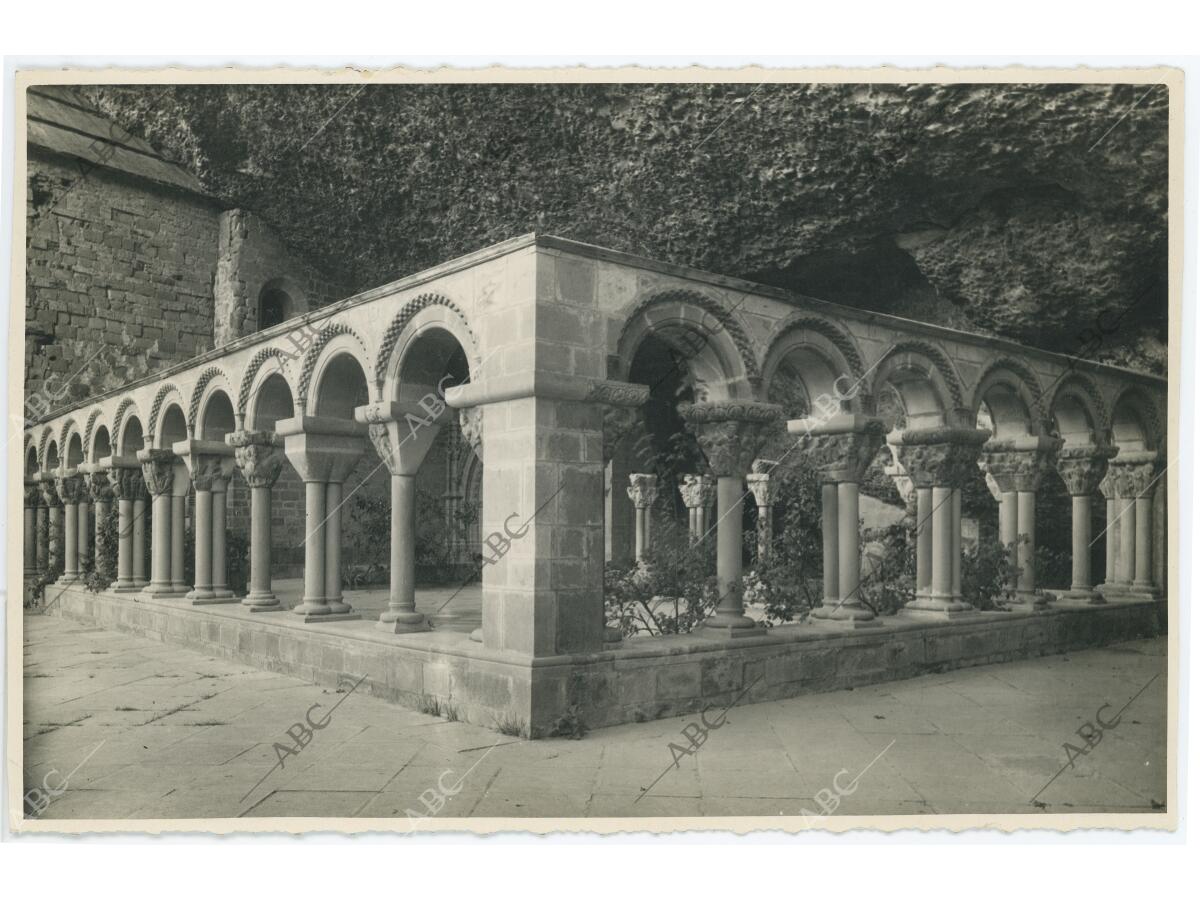 El claustro contiguo a la iglesia del Monasterio Viejo, con sus arcos ...