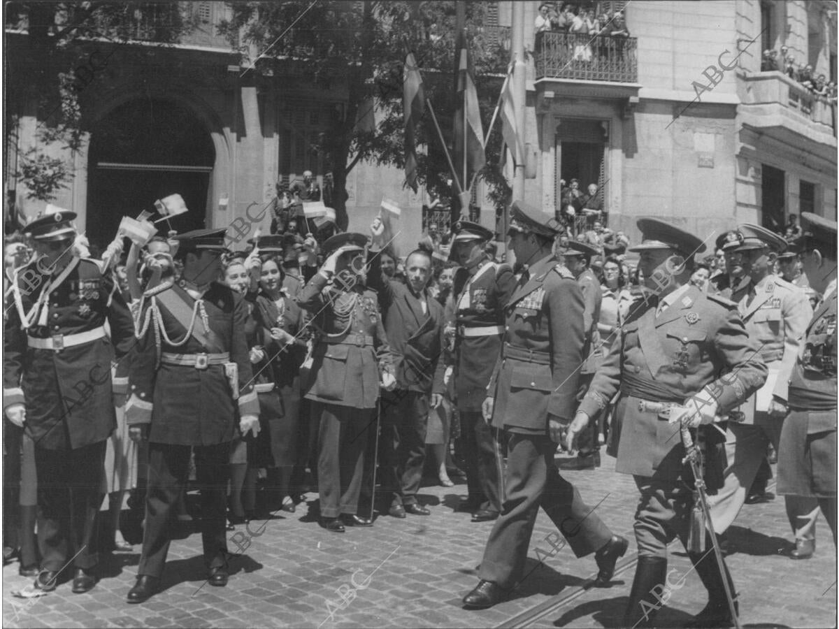 En la Imagen, el jefe del estado y el Sha de Persia Saludan A las ...