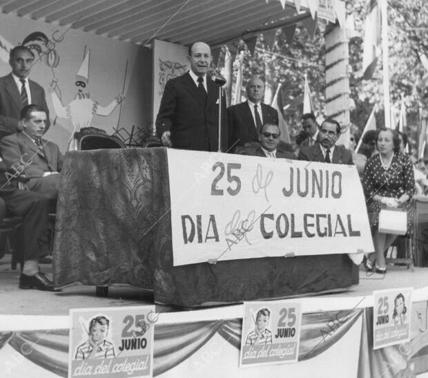 El alcalde de Madrid, José Finat, Dando un discurso el día del colegial ...
